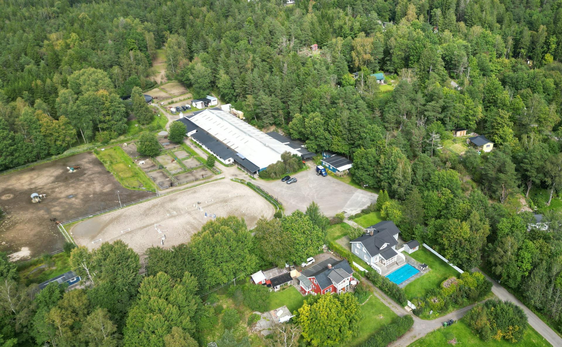 Komplett hästgård för verksamhet! - Gård, Lantligt boende till salu ...